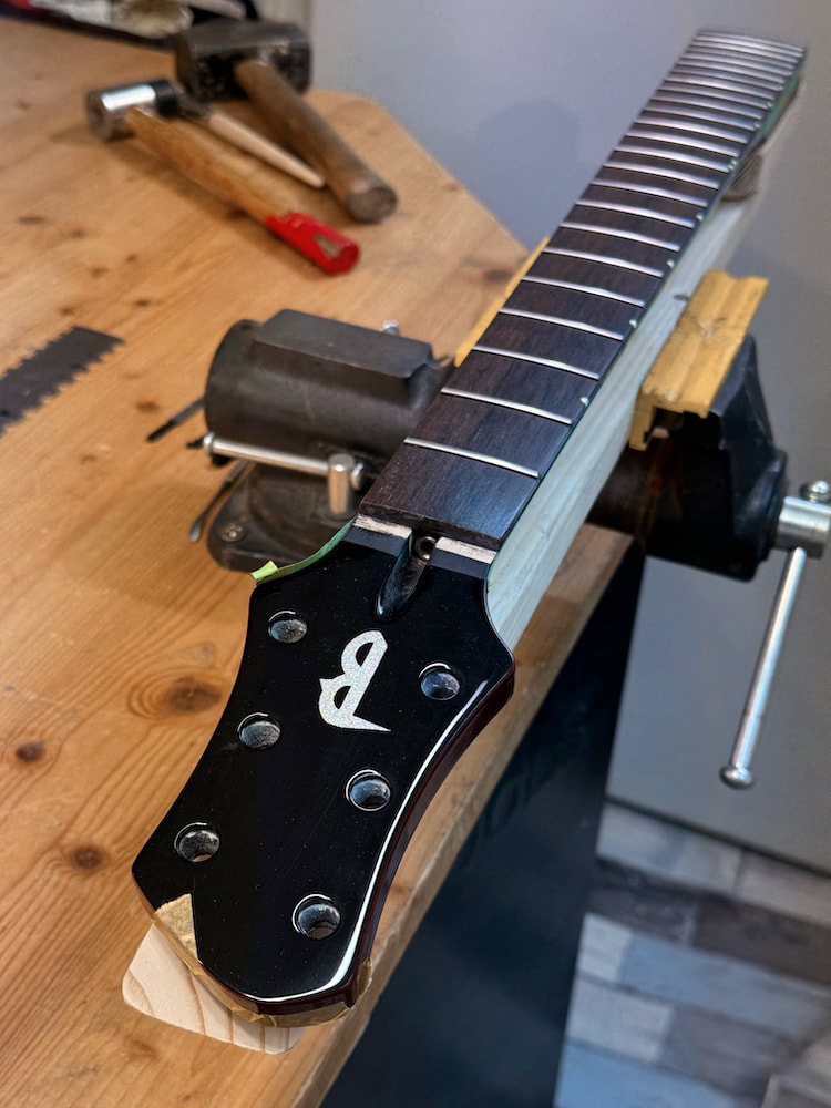 Relish Guitars - Bar & Guitars